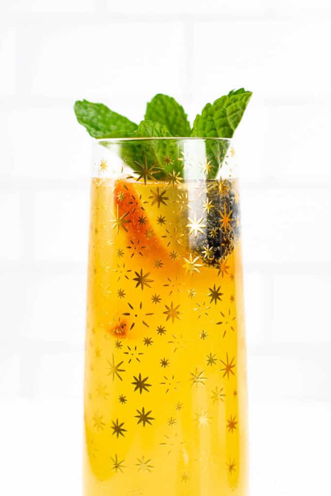 17+ Refreshing Peach Cocktails to Make at Home