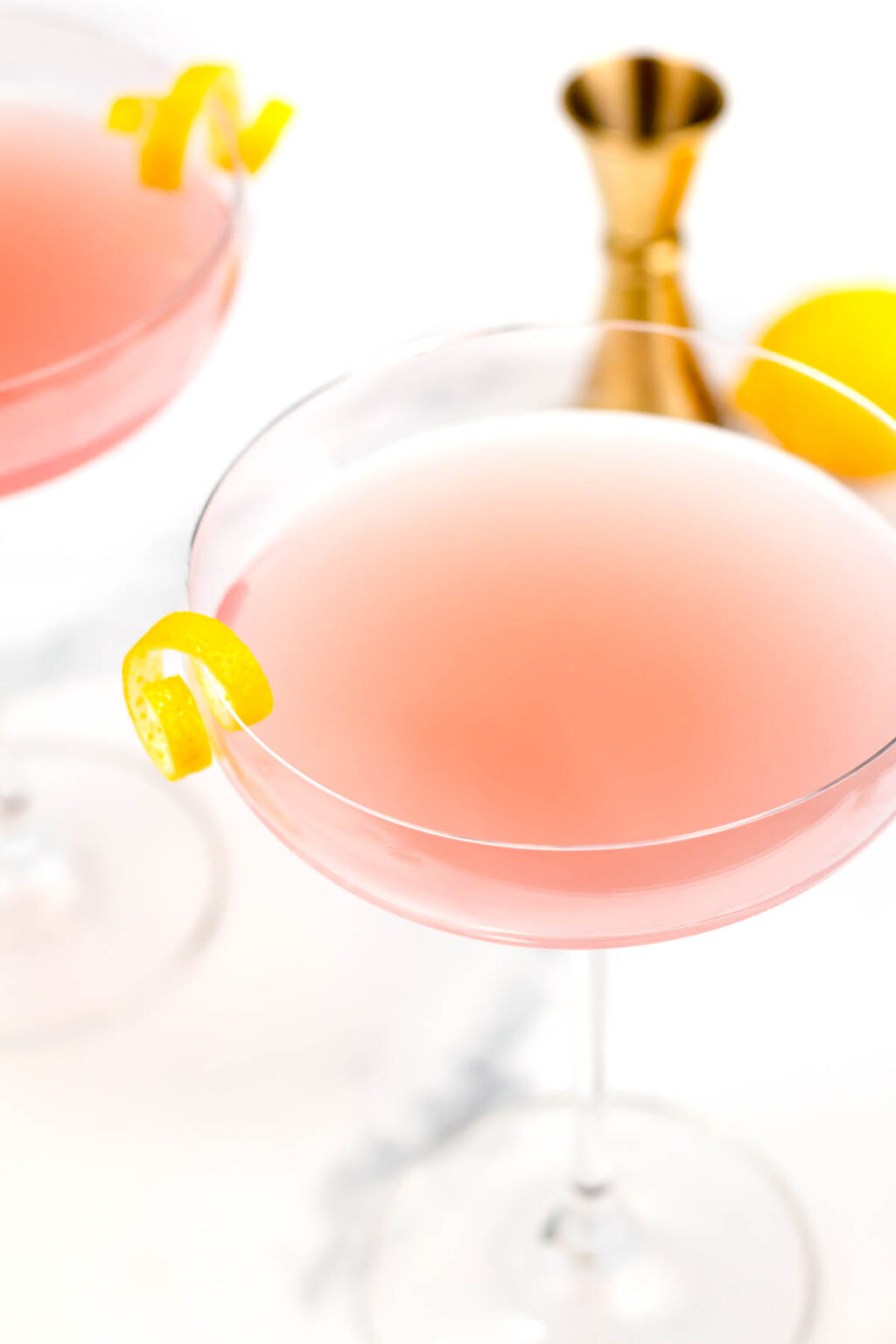 Classic Cosmopolitan Drink Recipe (Just Like Carrie Bradshaw's ...
